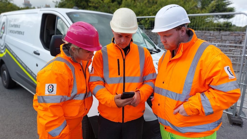 How can using field management software increase customer confidence?