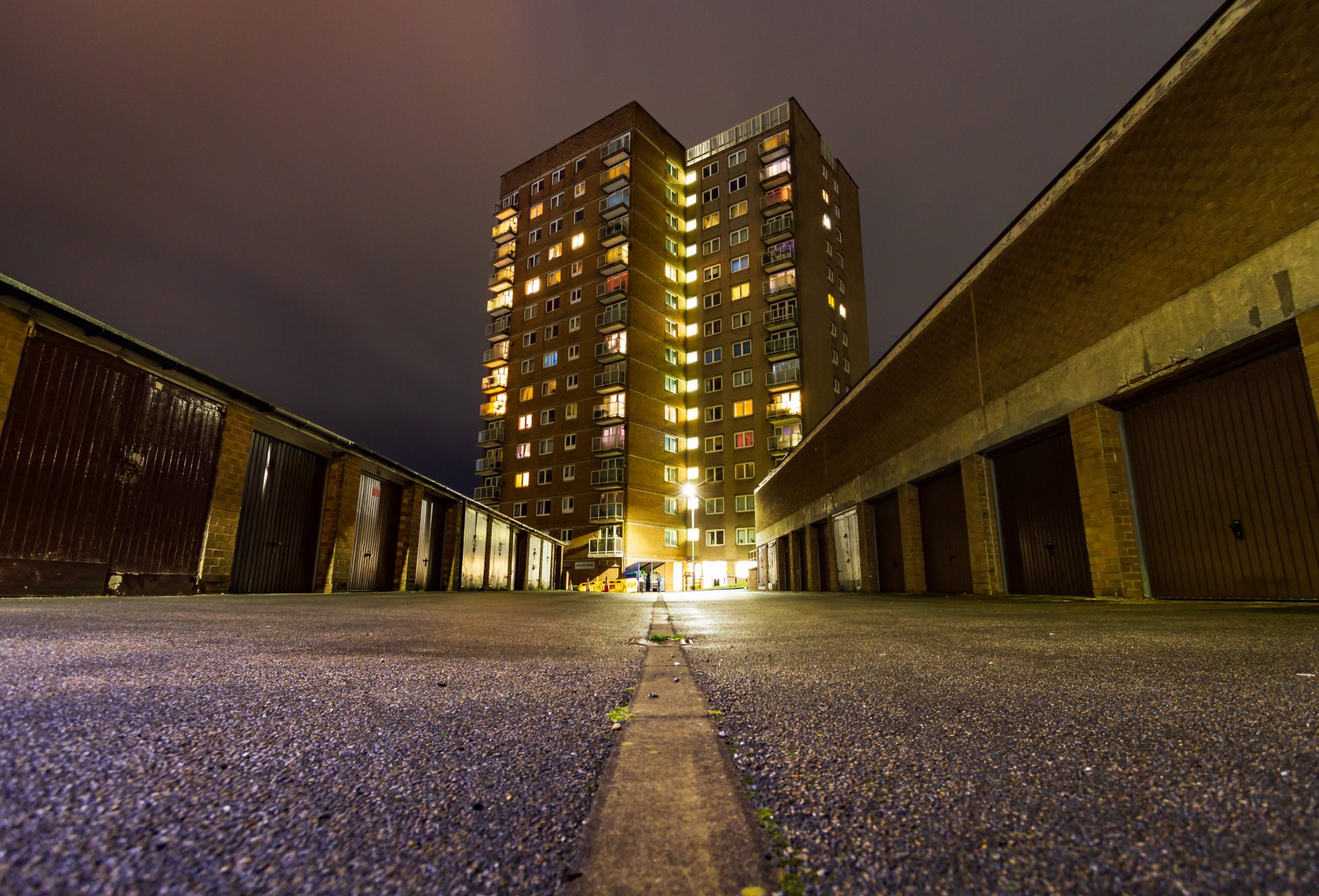 What are the human benefits of social housing decarbonisation?